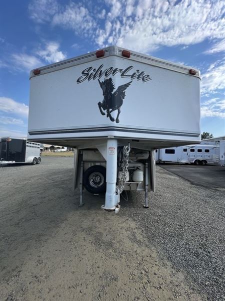 2002 Silverlite 8310 Living Quarter w/Mangers