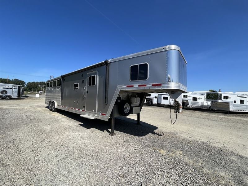 2017 Featherlite Trailers 9821 Liberty 13' Living Quarters Pkg B 4 Horse