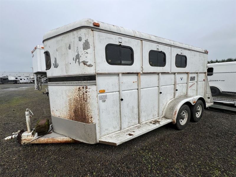 1997 Logan Coach Competitor 3 Horse Slant Load