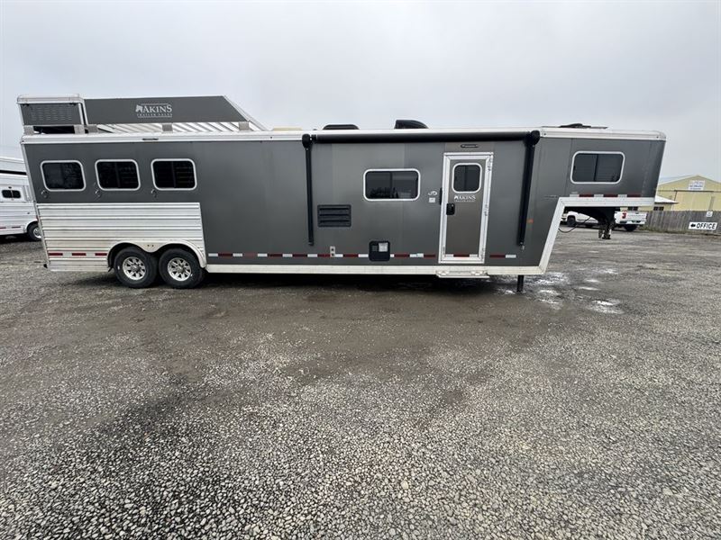 2018 Logan Coach 8314 Limited 3H W/Collapsible Rear Tack