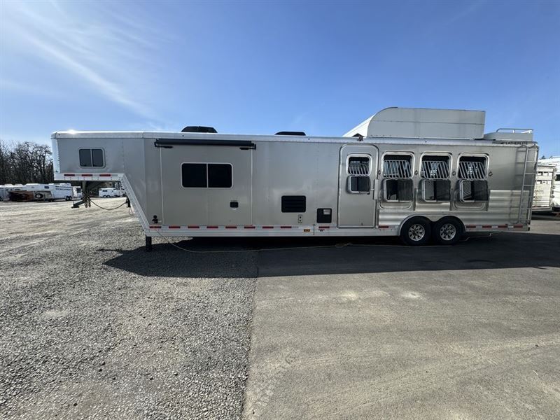 2016 Featherlite Trailers 8415 4 H Living Quarters