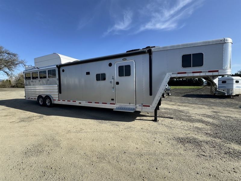 2016 Featherlite Trailers 8415 4 H Living Quarters