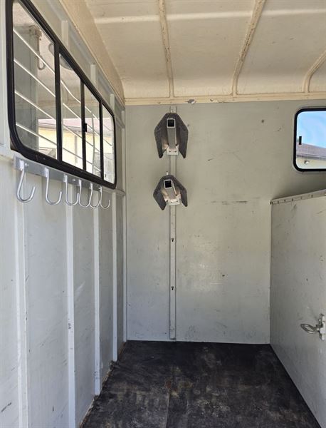 2002 HAWK 2 HORSE STRAIGHT LD