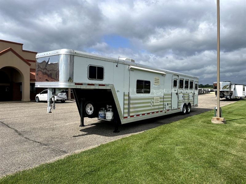 2016 Featherlite Trailers 4H 16' LQ