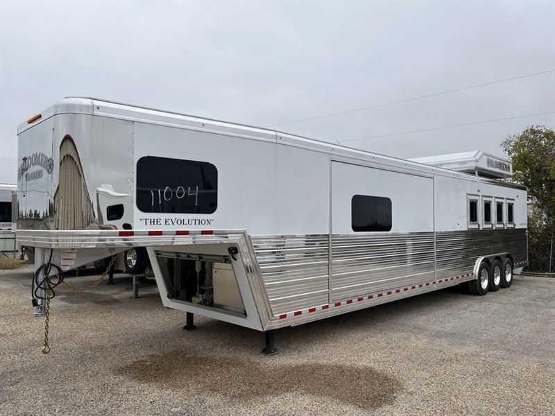 2023 Bloomer Trailers 4 Horse Gooseneck with 19' Outlaw Conversions