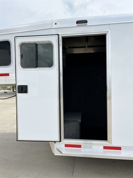 2023 Exiss 6 Horse Gooseneck Trailer with Trainers Split Tack
