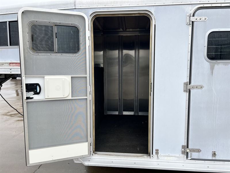 2001 Featherlite 4 Horse Gooseneck Trailer