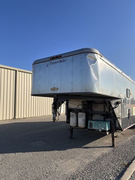 2001 TLC 3 Horse Gooseneck Trailer with 10' Living Quarters