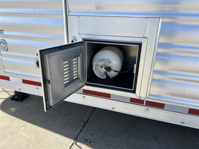 2017 Platinum 4 Horse Side Load Gooseneck Trailer With 17' Outla