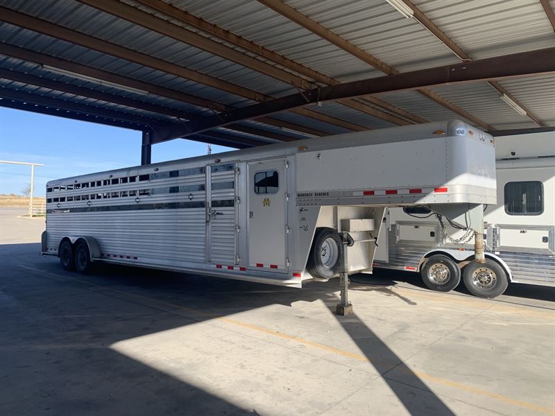 2005 C&C 32' Livestock Gooseneck Trailer