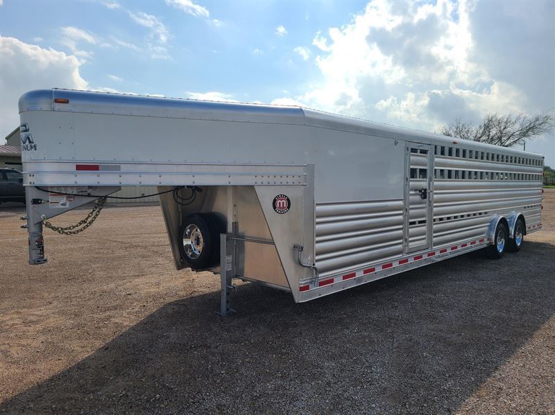 2025 Platinum Coach 33' Spread Axle SHOW STOCK + 2 Sliding Gates!!