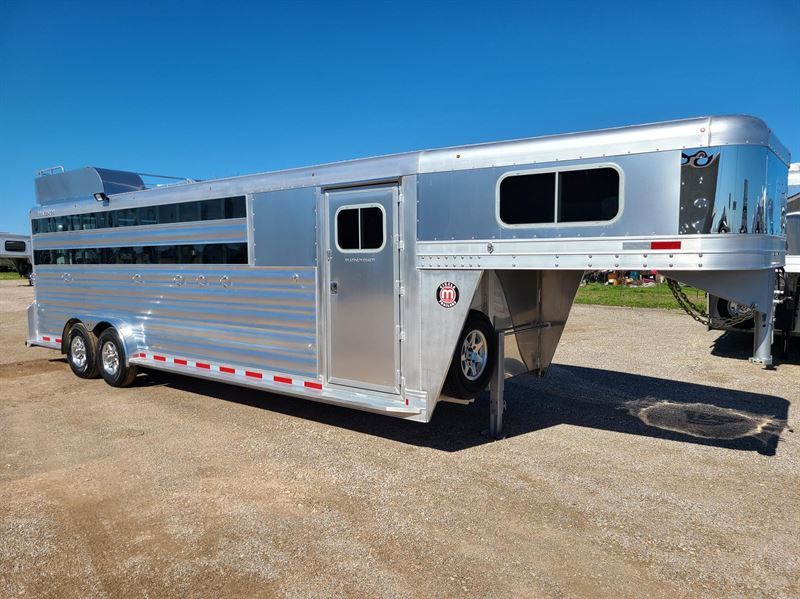 2025 Platinum Coach 25' Stock Combo 7'6" wide..SWING OUT SADDLE RACK!