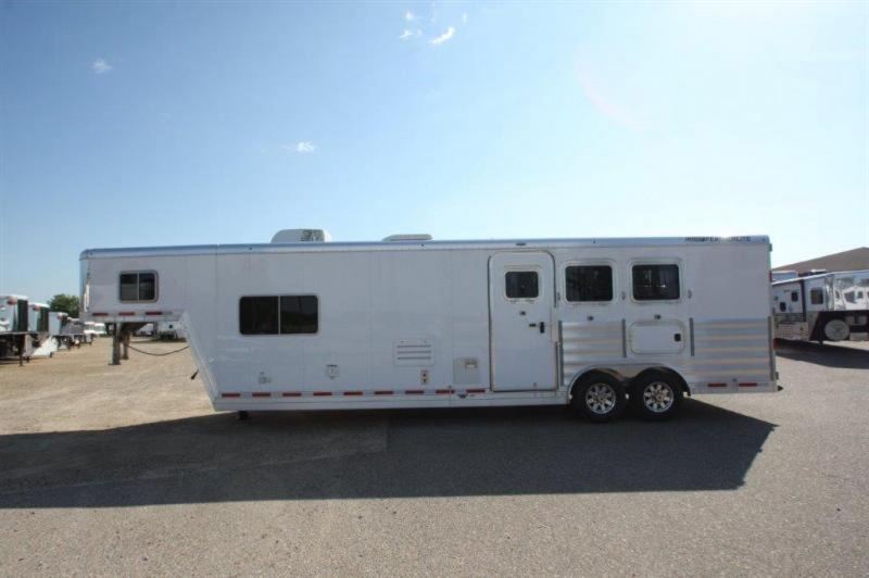 2016 Featherlite Trailers 9821