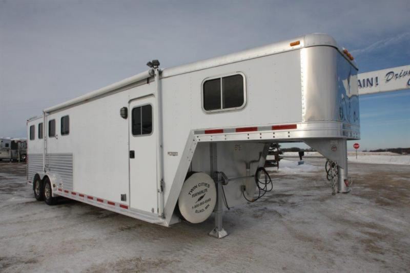 2003 Featherlite Trailers 8 Living Quarter
