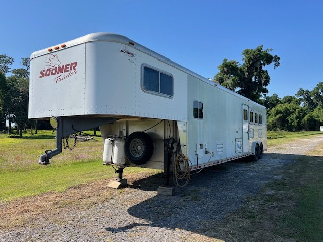 2001 Sooner 8' wide 4 horse w/ 11' lq midtack