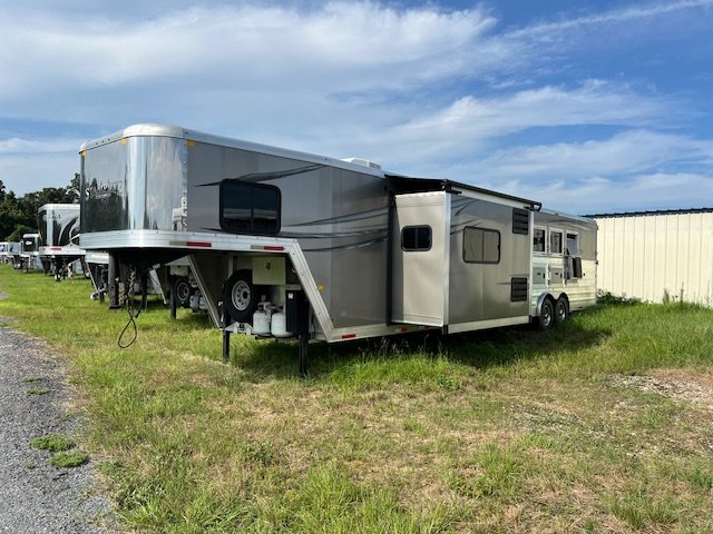 2021 Merhow Trailers 8' wide 4 horse w/16' living quarters