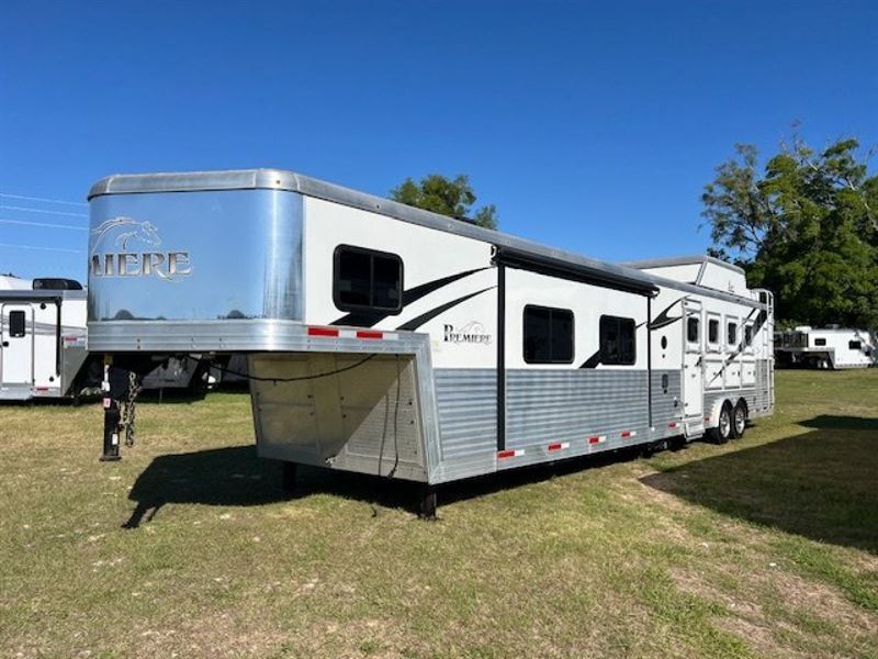 2016 Bison Trailers Premier 4 horse w/18'lq gen