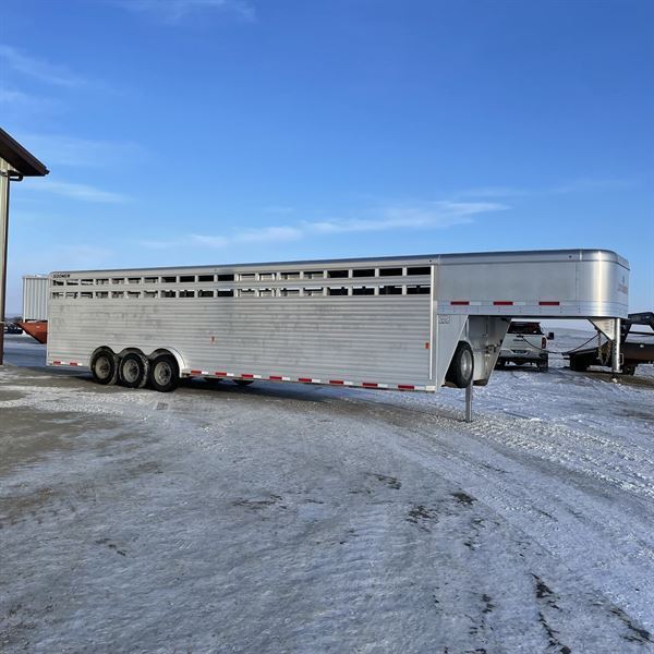 2020 Sooner Livestock Trailer 32 FT W/ 3 Compartments
