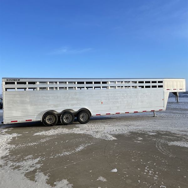 2020 Sooner Livestock Trailer 32 FT W/ 3 Compartments