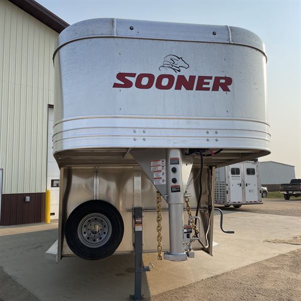 2025 Sooner SR7024 Livestock Trailer 24FT w/3 Compartments