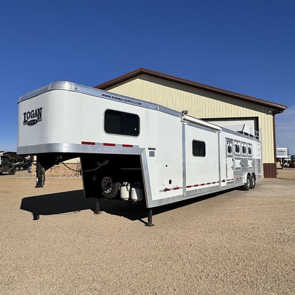 2022 Logan Coach 4H LQ - SLIDE OUT - SIDE LOAD- FULL REAR TACK