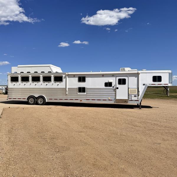 2016 Featherlite 5H LQ w/ Slide - Bunk Beds