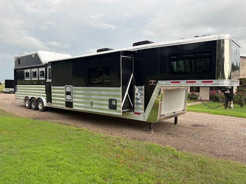2016 Featherlite 4 Horse Rev Load 18' Lq