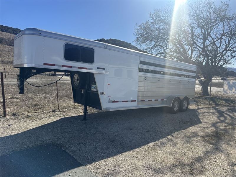 2020 Logan Coach Bullseye Gooseneck 4 Horse Gooseneck Combo